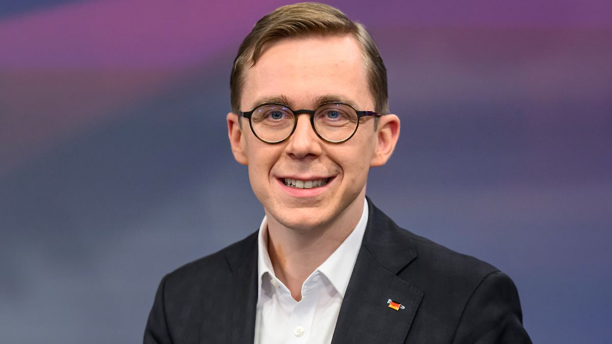 Knutschfleck, oder was?: Philipp Amthor hat da was am Hals - n-tv.de