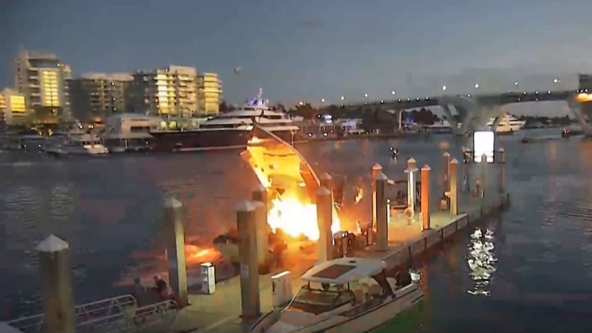 Überwachungsvideo aus Florida: Explosion schleudert komplettes Jacht ...