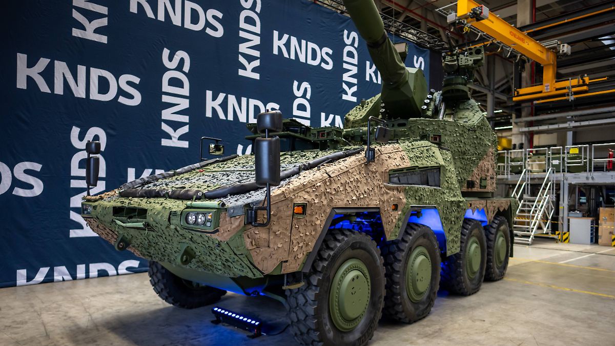 Militärexperte erklärt neues System: Was die Radhaubitze RCH 155 so ...