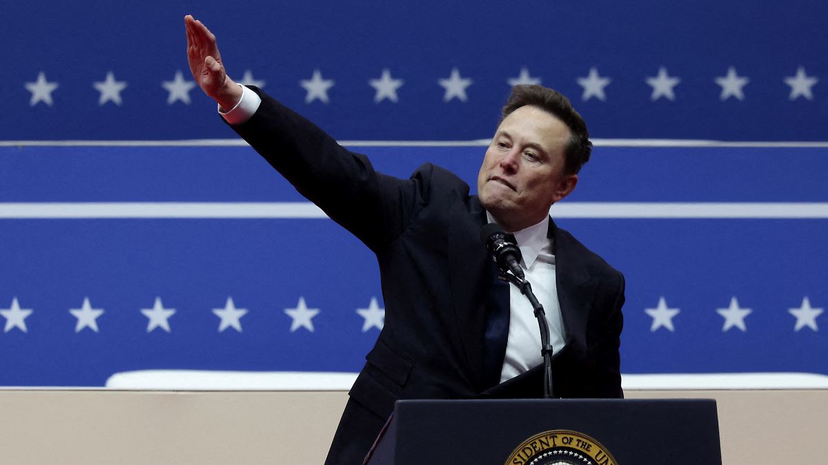 Geste ähnelt Hitlergruß: Musk irritiert mit ausgestrecktem Arm - n-tv.de