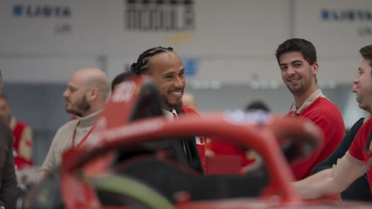 Grinsen und Händeschütteln: Erster Arbeitstag in Rot - Hamilton legt bei Ferrari los - n-tv.de