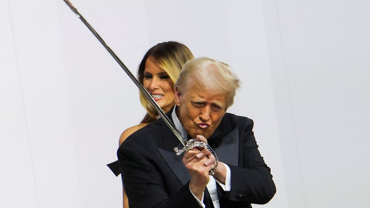 Donald Trump: Säbel-Tanz macht "Secret Service nervös" - n-tv.de