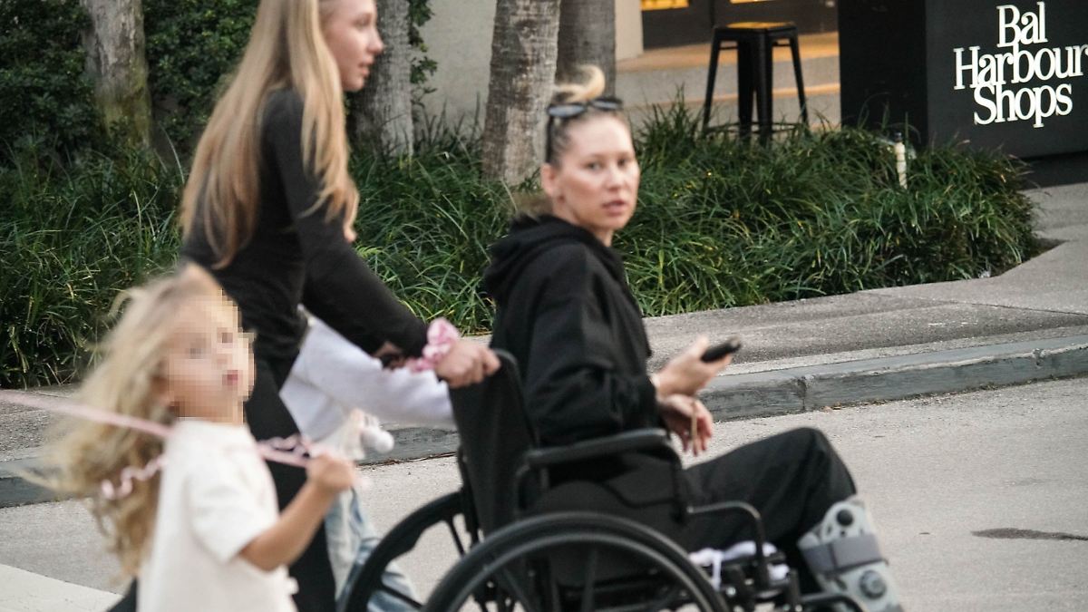 Sorge um Ex-Tennisstar: Anna Kournikova im Rollstuhl gesichtet - n-tv.de