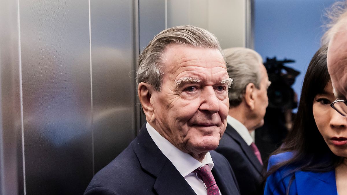 Der Tag: Altkanzler Schröder hat Burn-out - Behandlung in Klinik - n-tv.de