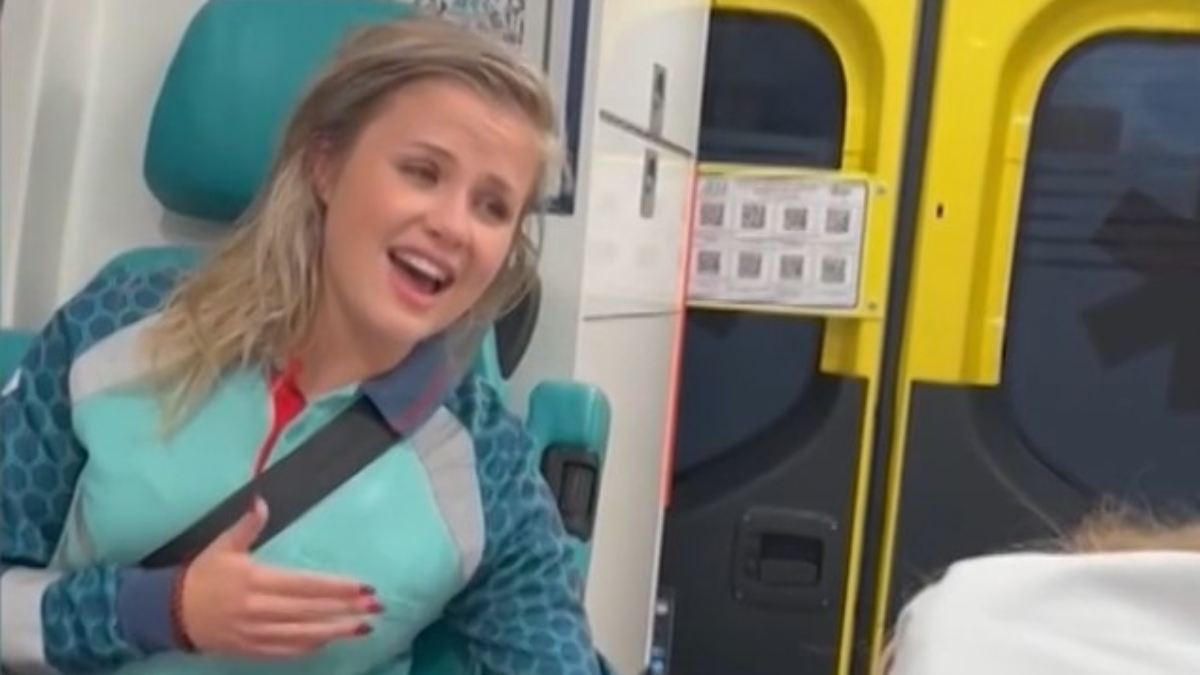 Emotionaler Clip geht viral: Pflegerin singt im Krankenwagen für ...