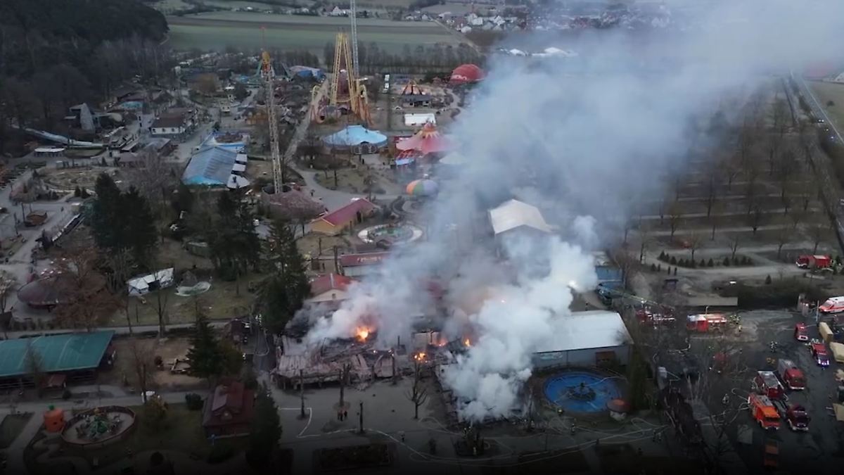 Der Tag: Aufnahmen zeigen Brand in Freizeitpark in Geiselwind aus der ...
