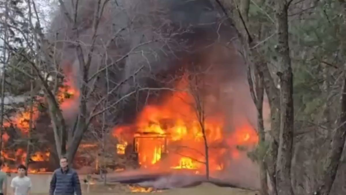 Unglück in Minnesota: Flugzeug stürzt in Wohngebiet ab - ein Toter - n ...
