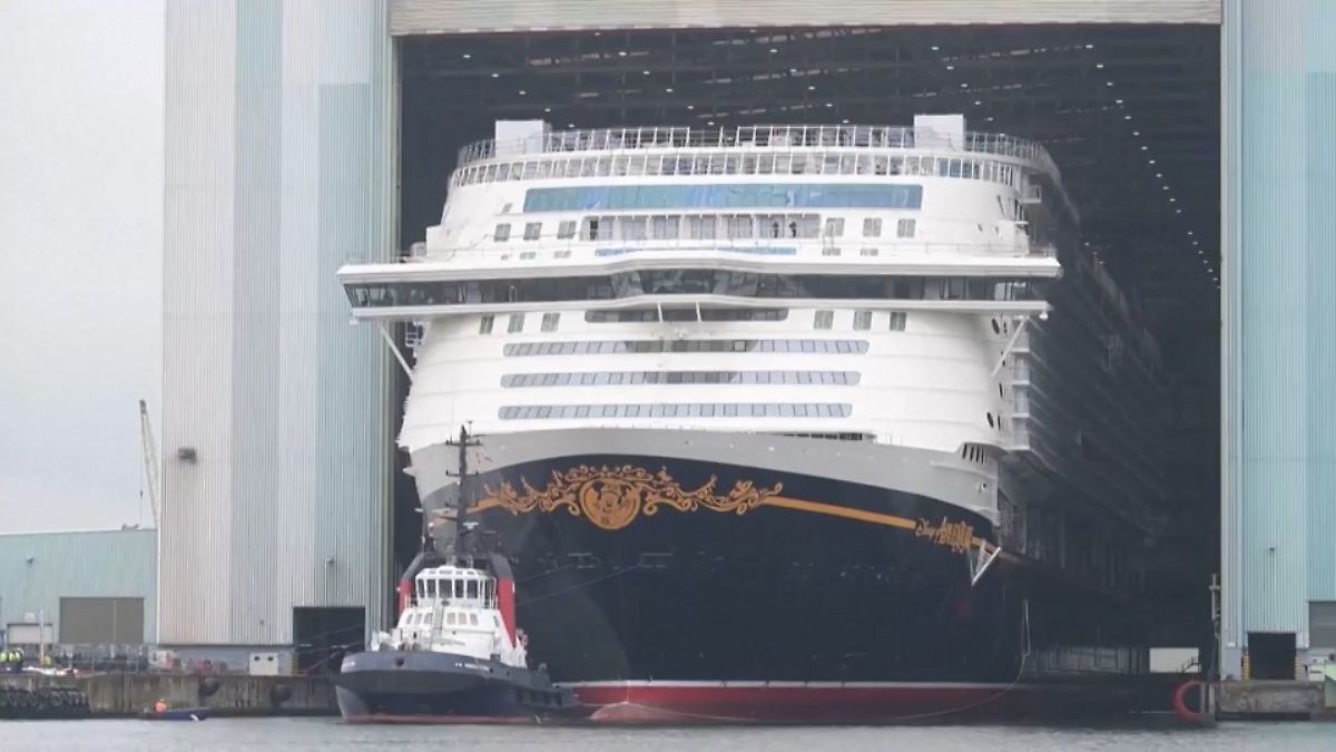 Kreuzfahrtschiff "Disney Adventure" verlässt Werft in Wismar - n-tv.de
