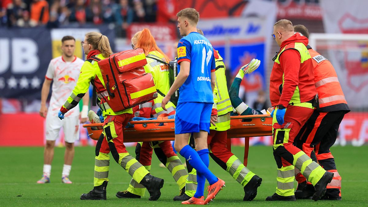 Leipzig-Torhüter Peter Gulacsi mit Halskrause und Trage abtransportiert ...