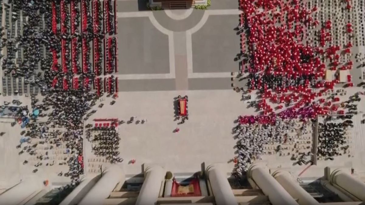 Abertausende wohnen Feier bei: Rom trägt Papst Franziskus zu Grabe - n ...