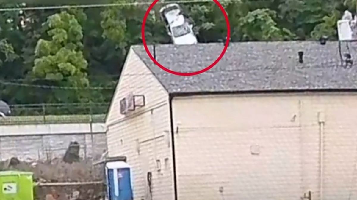 Gebäude gerade erst repariert: Auto fliegt in Dach von Gemeindehalle ...
