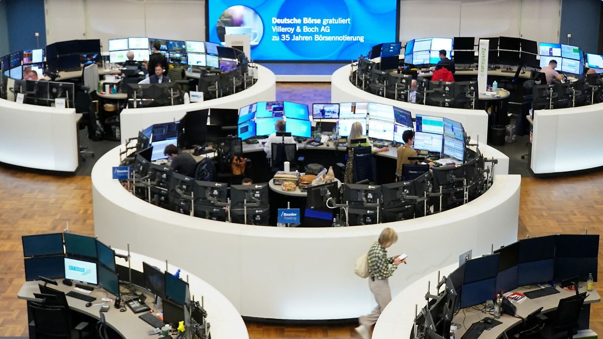 Der Börsen-Tag: Dax schließt unter 24.000 - Rüstungswerte tiefrot - n-tv.de
