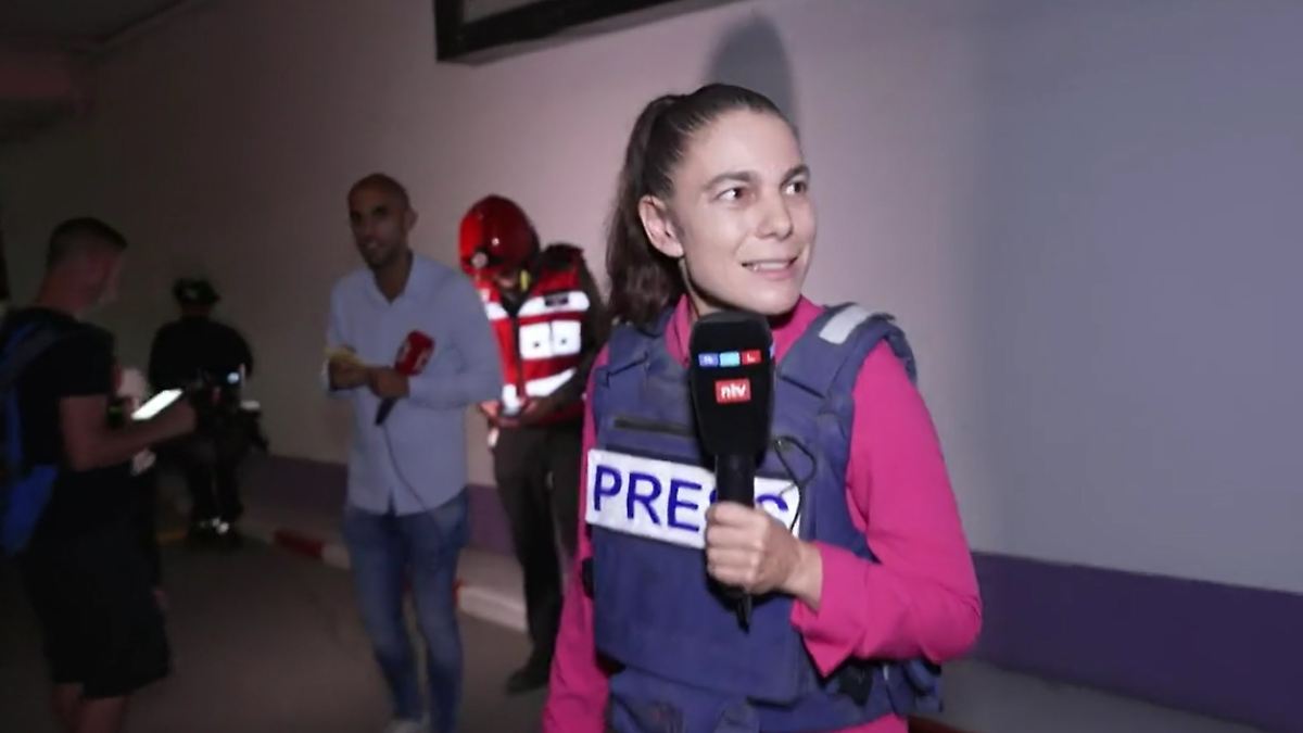 Raketen auf Tel Aviv - ntv-Reporterin muss Live-Bericht unterbrechen ...