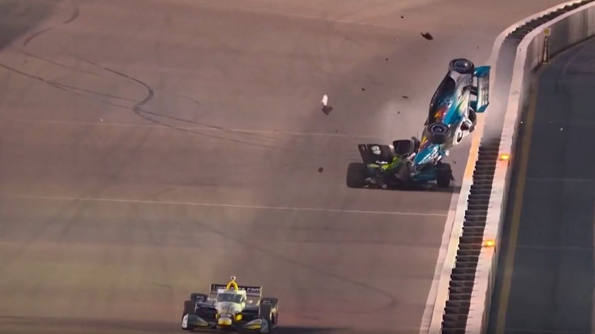 Heftiger Crash beim IndyCar: Schlingernder Rennwagen schießt anderes ...