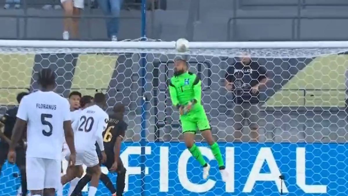 Der Sport-Tag: Kurioser Patzer - Keeper köpft sich Ball ins eigene Tor ...