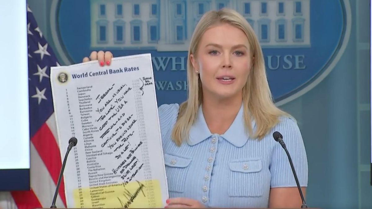 Kuriose Szene in Washington: Trump lässt anklagende Notiz an Fed-Chef ...