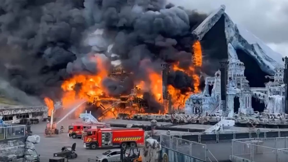 Rauchwolke über Festival-Gelände: Tomorrowland-Bühne brennt - Pyro ...