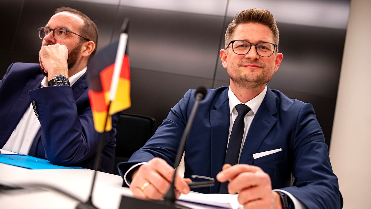 Extremismus-Einstufung: AfD Brandenburg zieht Eilantrag gegen Verfassungsschutz zurück - n-tv.de