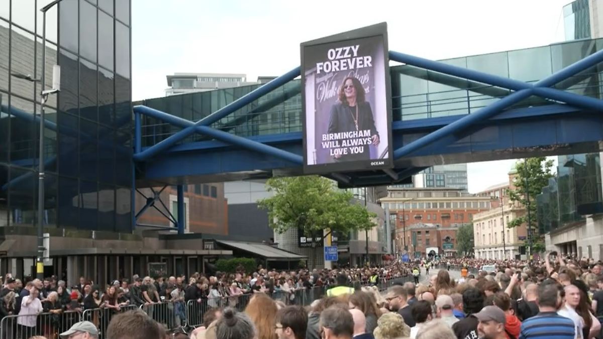 "Zwischen ausgelassen und andächtig": Tausende "Ozzy"-Fans nehmen in ...