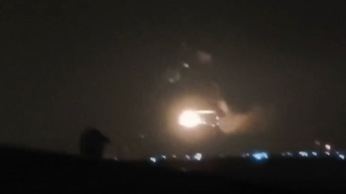 Piloten betätigen Schleudersitze: Malaysischer Kampfjet explodiert in ...