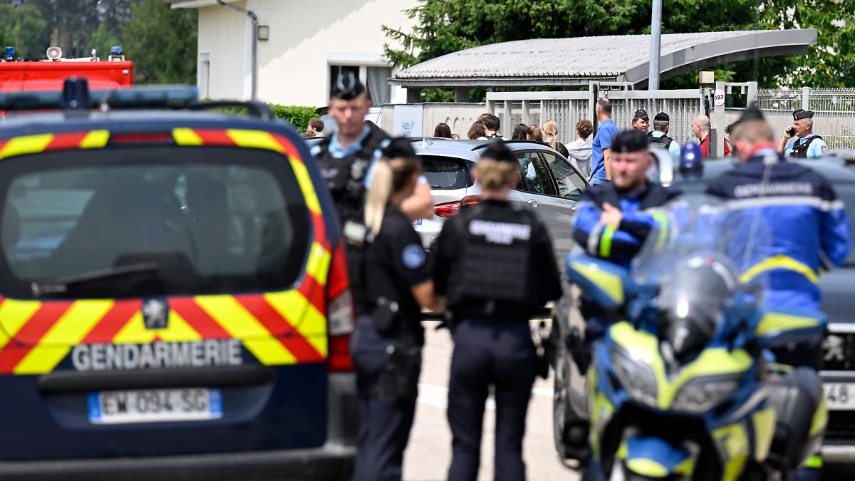 Der Tag: Zoff im Lehrerzimmer eskaliert - Pädagoge sticht Kollegen mit Messer - n-tv.de