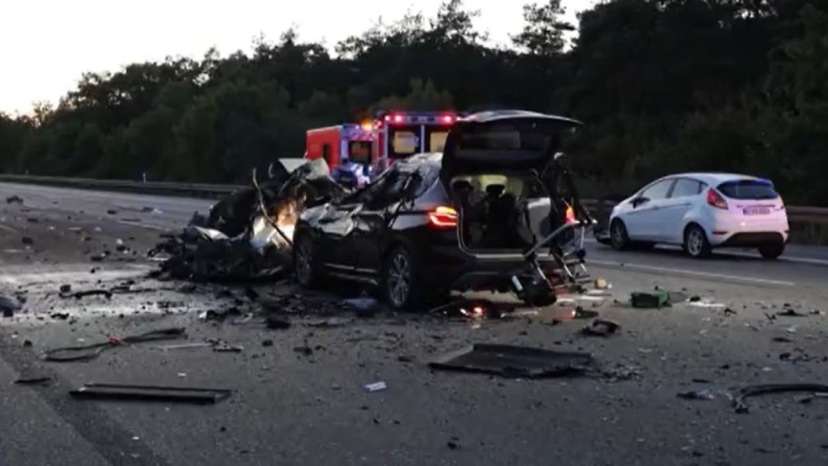 Vollsperrung nach schwerem Unfall: Autos krachen auf A3 ineinander - drei Tote - n-tv.de