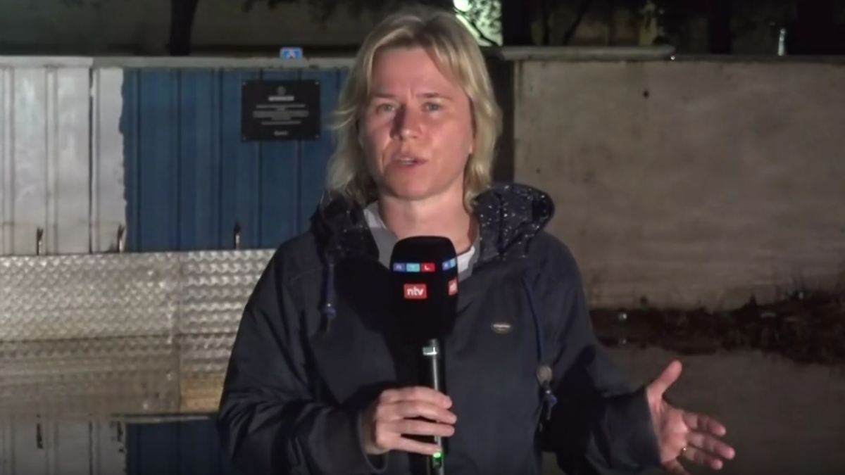 ntv-Reporterin im Hochwasser: Valencia befindet sich noch "in Warnstufe ...