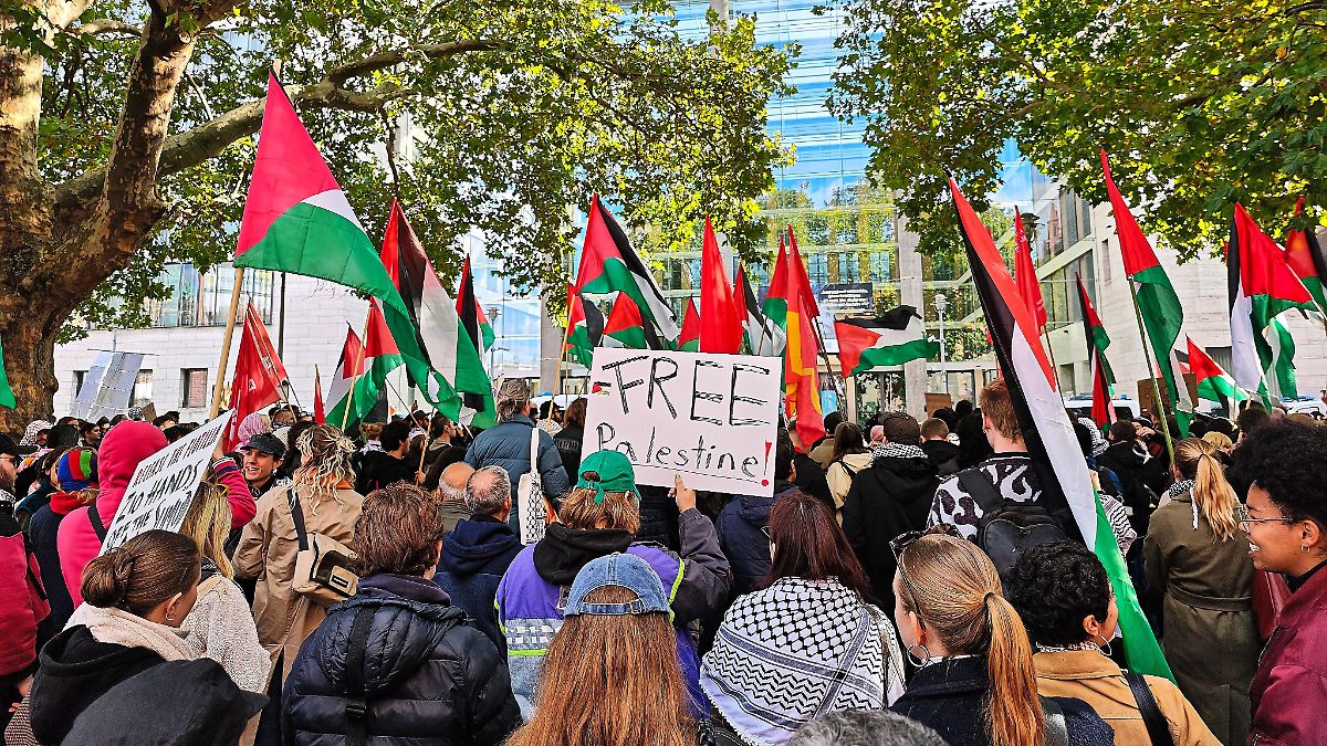 Der Tag: Farbattacke auf Auswärtiges Amt - Polizei nimmt fünf Personen ...