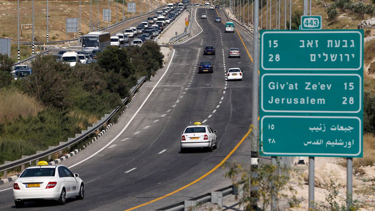 Armee setzt Gerichtsbeschluss um: Road 443 auch für Palästinenser - n-tv.de