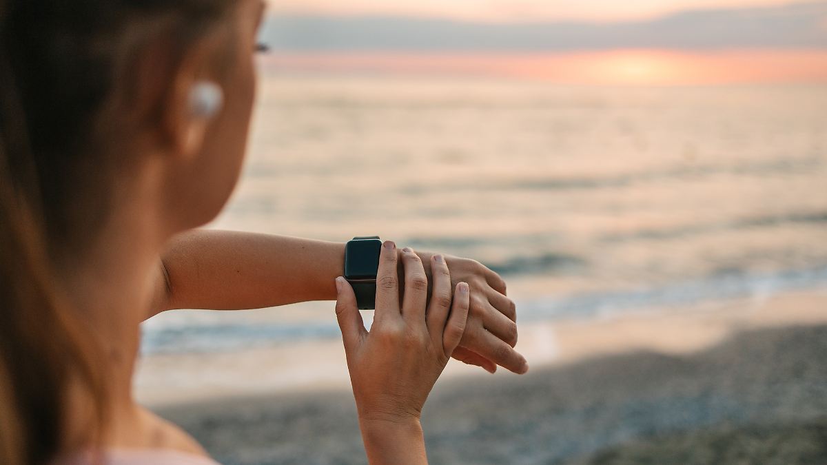 Drei wasserdichte Smartwatches für den Strandurlaub - n-tv.de
