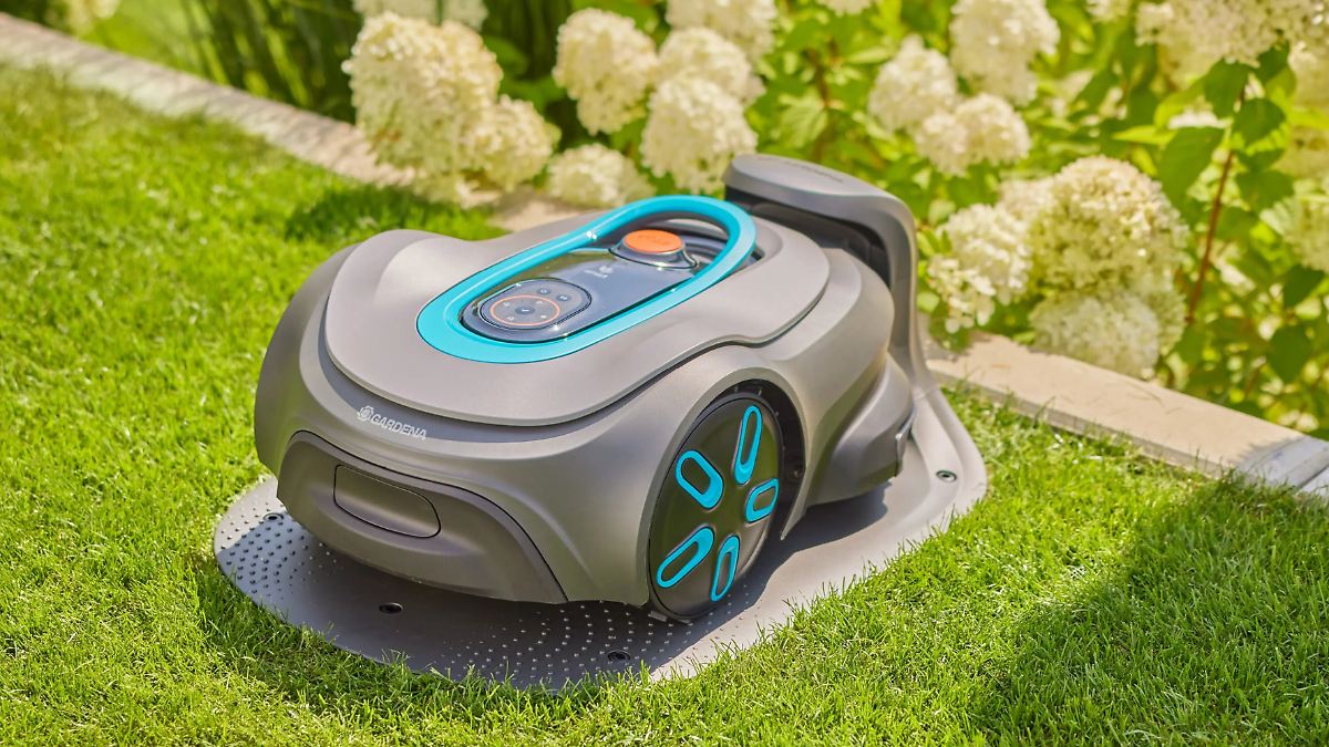Rasenpflege 2.0: Smart mähen mit Komfort: Gardena-Mähroboter mit Garage ...
